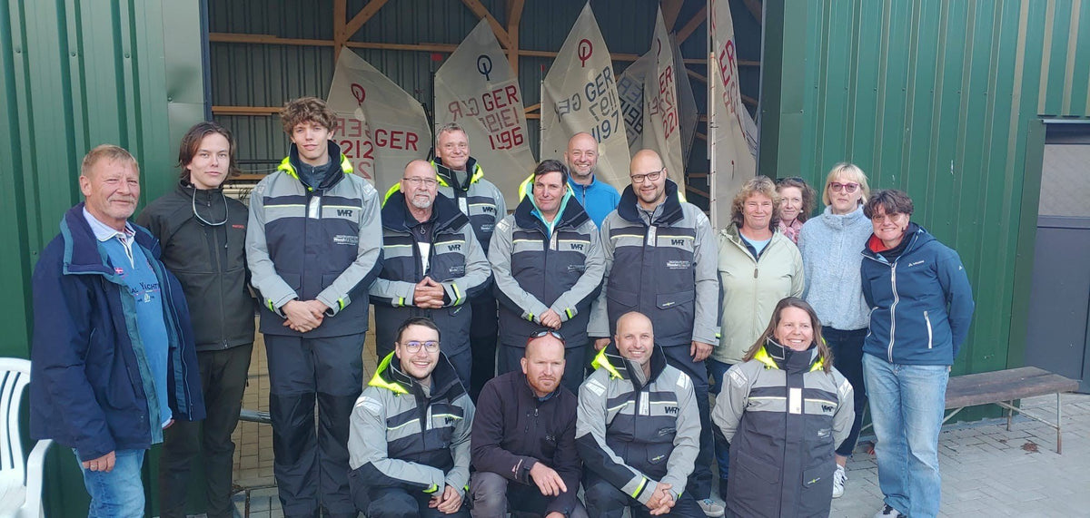New oilskins for the coaches of the youth department – Crazy4Sailing